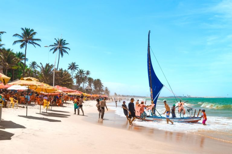 Praia do Cumbuco: Melhores Barracas, Onde Fica & Como Chegar